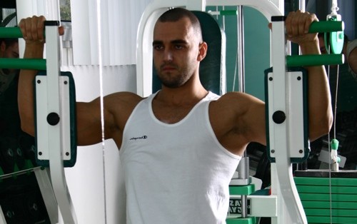 Pec-deck(fluturari pentru piept la aparat) - GetFIT, cultura wellness din 2001