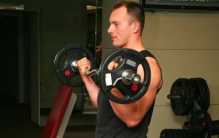 Cum se fac corect flexiile cu haltera - GetFIT, cultura wellness din 2001