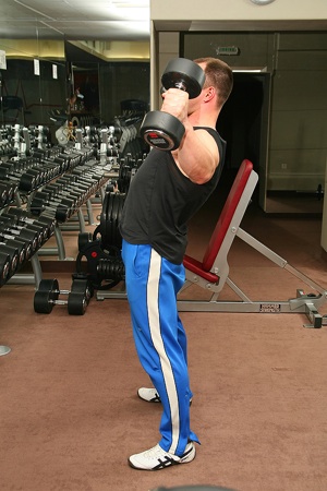 Cum se fac corect fluturarile laterale cu gantere pentru umeri - GetFIT, cultura wellness din 2001