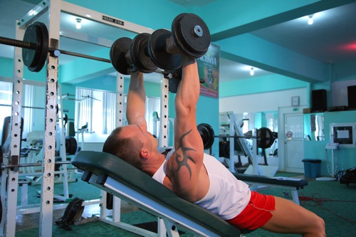 Impins din inclinat cu gantere - GetFIT, cultura wellness din 2001